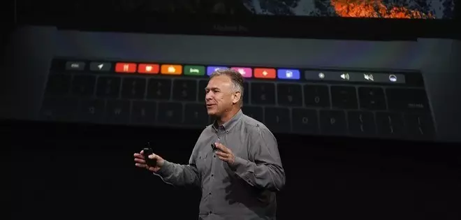 Phil Schiller บอกว่าทำไมไม่มีตัวเชื่อมต่อภายใต้การ์ด SD ใน MacBook Pro ใหม่ 10190_0