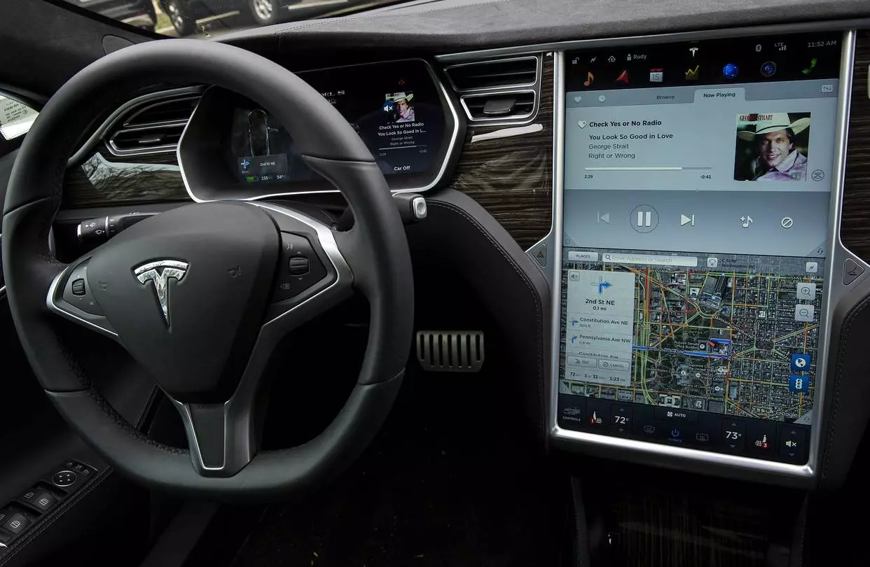 Minn issa 'l quddiem, il-karozzi Tesla ħallew ħafna wara kwalunkwe kompetitur. Iltaqa '- Netwerk ġdid ta' AutoPilot u Tesla 10240_0