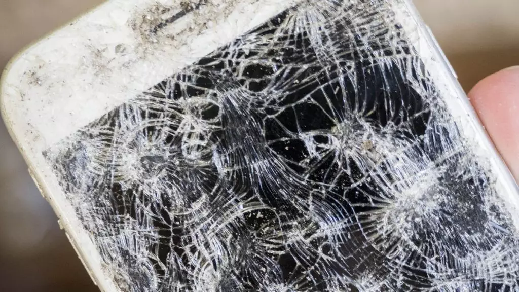 Cracked-Shattered-iPhone6s-экран-баатыр