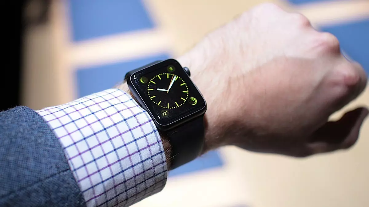 Pemerintah Inggris dilarang datang ke pertemuan dengan Apple Watch, takut akan peretas Rusia 10385_0