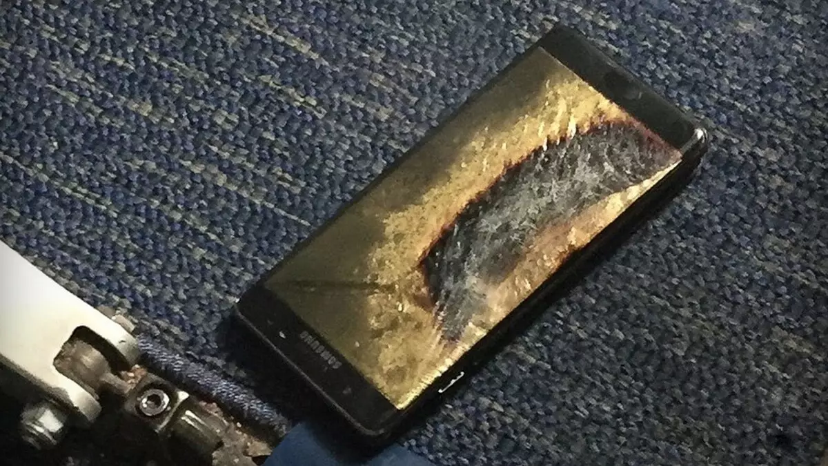 Samsung Galaxy Note 7 من اللعبة الجديدة اشتعلت فيها النيران في الطائرة 10430_0