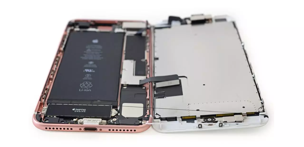 I-iPhone 7 kunye emva kohlalutyo lwe-IFIXIT. Yintoni ekhoyo yokuzilolonga, ibhetri kunye nendlela yokusebenzisa indawo ikhululwe kwi-mini-jack 10478_0