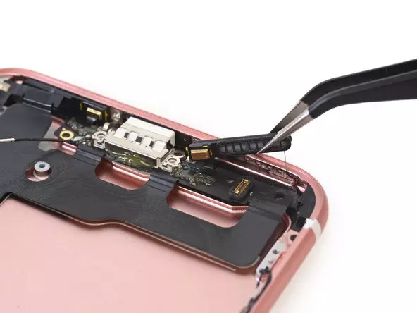 iPhone 7 gbakwunyere mgbe nyochachara IFixit. Ihe dị na ebe a na-edebe ya, batrị na otu esi eji oghere ahụ tọhapụ site na obere jack 10478_11