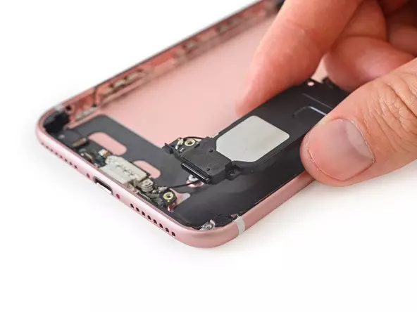 I-iPhone 7 kunye emva kohlalutyo lwe-IFIXIT. Yintoni ekhoyo yokuzilolonga, ibhetri kunye nendlela yokusebenzisa indawo ikhululwe kwi-mini-jack 10478_12