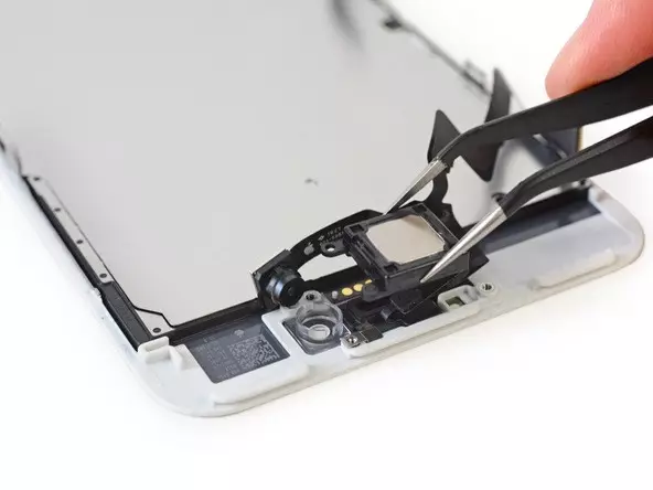 iPhone 7 plyus ifixit tahlilidan keyin. Batareya, batareya va mini-umundan ozod qilingan joydan qanday foydalanish kerak 10478_14