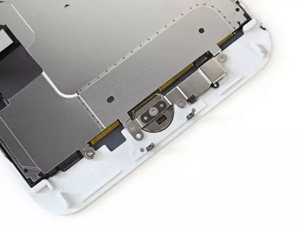 iPhone 7 gbakwunyere mgbe nyochachara IFixit. Ihe dị na ebe a na-edebe ya, batrị na otu esi eji oghere ahụ tọhapụ site na obere jack 10478_15