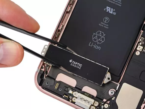 I-iPhone 7 kunye emva kohlalutyo lwe-IFIXIT. Yintoni ekhoyo yokuzilolonga, ibhetri kunye nendlela yokusebenzisa indawo ikhululwe kwi-mini-jack 10478_19