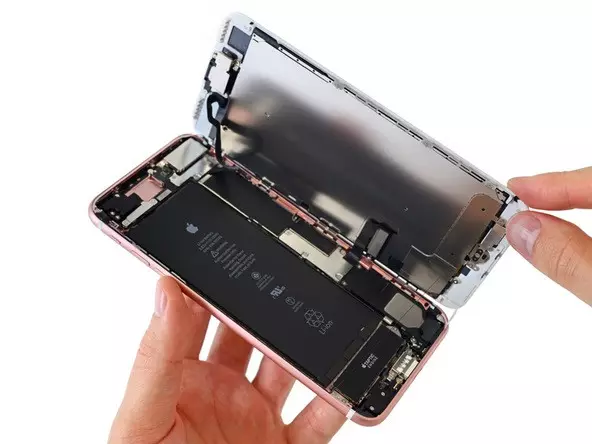 iPhone 7 wongeyeho nyuma yisesengura rya IFIXIT. Niki gihari, bateri nuburyo bwo gukoresha umwanya woherejwe na mini-Jack 10478_3