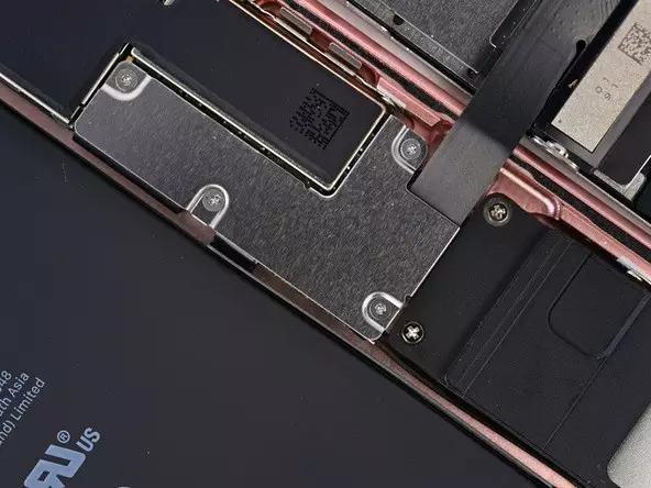 iPhone 7 plus iFIXIT: n analyysin jälkeen. Mikä on ylläpidettävyys, akku ja miten käyttää mini-Jackin vapaata tilaa 10478_4