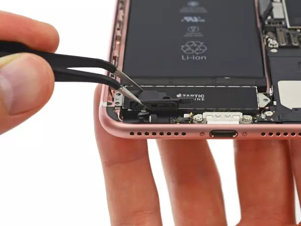 iPhone 7 gbakwunyere mgbe nyochachara IFixit. Ihe dị na ebe a na-edebe ya, batrị na otu esi eji oghere ahụ tọhapụ site na obere jack 10478_5