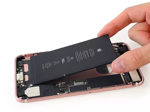 iPhone 7 wongeyeho nyuma yisesengura rya IFIXIT. Niki gihari, bateri nuburyo bwo gukoresha umwanya woherejwe na mini-Jack 10478_6