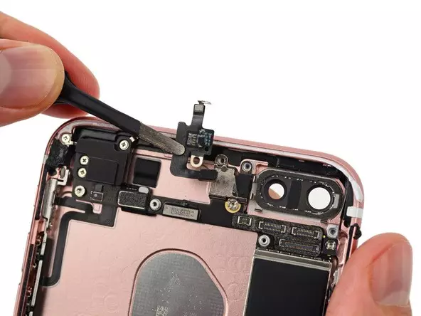 iPhone 7 gbakwunyere mgbe nyochachara IFixit. Ihe dị na ebe a na-edebe ya, batrị na otu esi eji oghere ahụ tọhapụ site na obere jack 10478_8