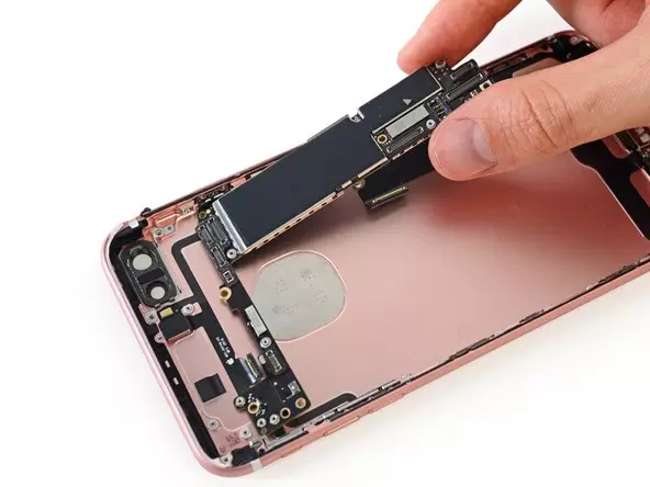 iPhone 7 gbakwunyere mgbe nyochachara IFixit. Ihe dị na ebe a na-edebe ya, batrị na otu esi eji oghere ahụ tọhapụ site na obere jack 10478_9