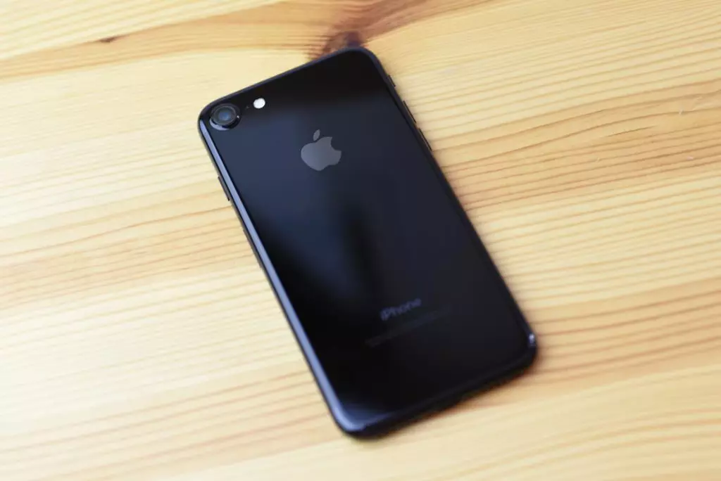 တစ်ပတ်လျှင်အကောင်းဆုံးတစ်ပတ်လျှင်အကောင်းဆုံး # 41: iPhone 7 Pluse ပြီးနောက် Apple Store ရှိ PoGrom, iPhone 7 Pluse အားလုံး၏ကြီးမားသောနှိုင်းယှဉ်ချက် 10488_8