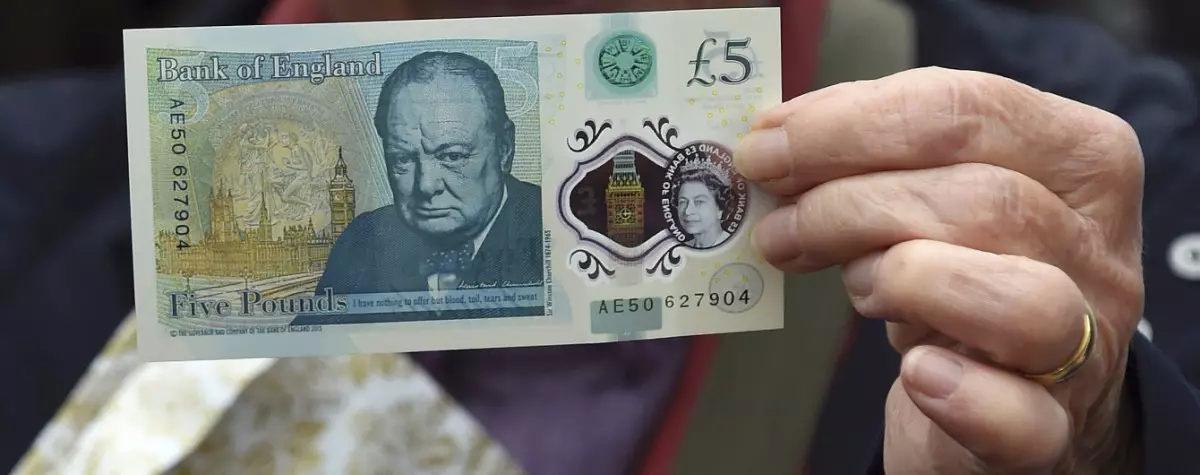 Tany UK, dia nampiditra ny banknotes vaovao ho mivezivezy. Ary tsy taratasy izy ireo 10519_1