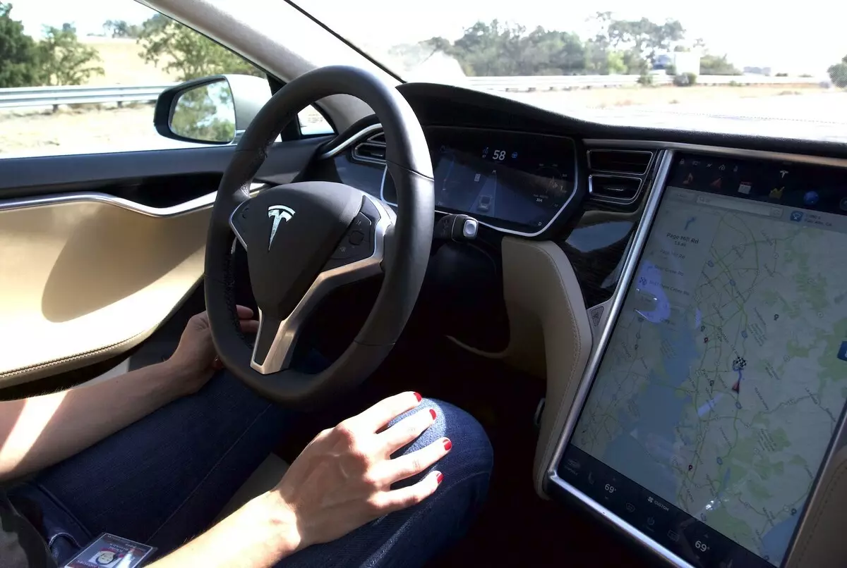 Tesla mutahirkeun autopilot na ku kituna manéhna henteu maéhan 10530_0