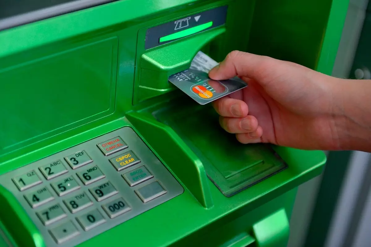 Sberbank Atms ଏକ ବିଲ୍ ପାଇଁ 5100 ରୁବଲ୍ ଦେଇଥାଏ | ଏହା କିପରି? 10618_0