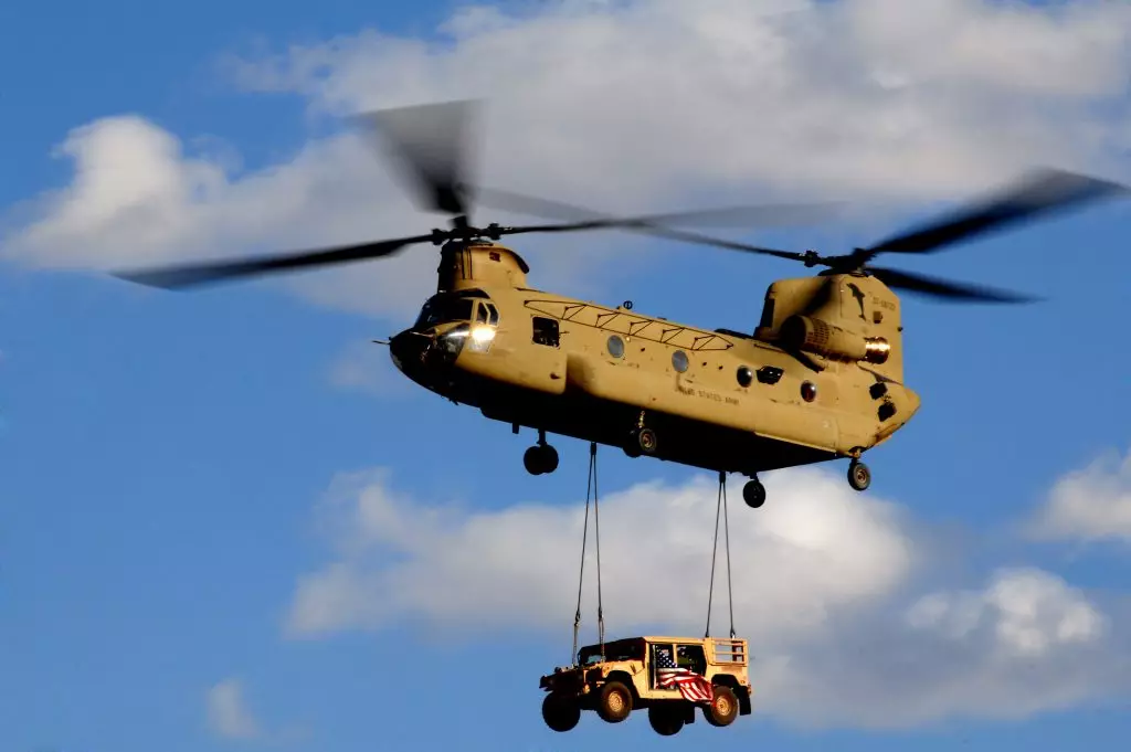 100304-F-2616H-055 A الولايات المتحدة الجيش CH-47 شينوك مروحية نقل عربة همفي تستعد للهبوط في قاعدة عمليات متقدمة في جنوب أفغانستان يوم 4 مارس 2010. وطائرات من طراز شينوك هل الابتدائية البضائع الروتاري الطائرات الجيش وكان حاسما خلال عملية الحرية الدائمة. DOD تصوير أول الطيار كيني هولستون، الولايات المتحدة القوات الجوية. (مطلق سراحه)