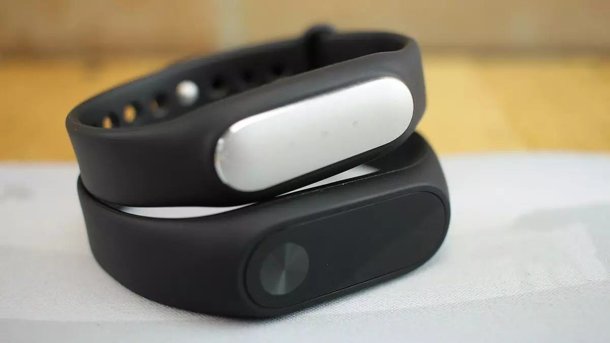 Xiaomi Mi Band 2 stă în Rusia de 2 ori mai scump decât în ​​China, nedrept 10702_0