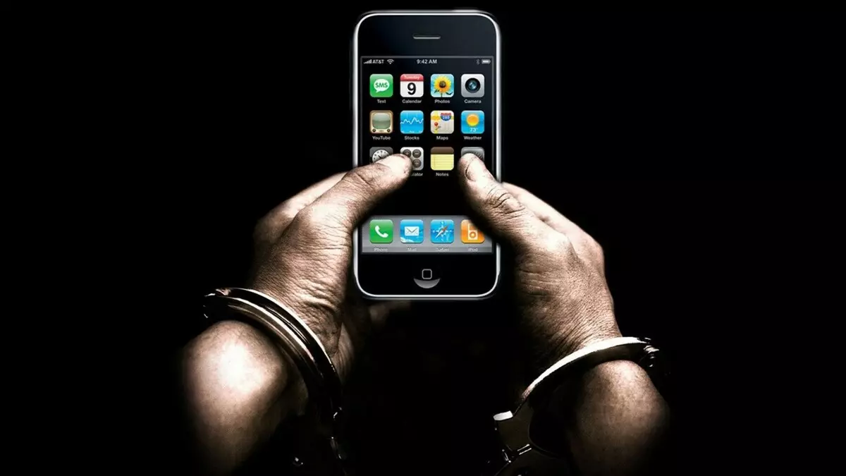 Gasóga Aisling: Tá Snowden ag forbairt cás iPhone le haghaidh cosanta i gcoinne wiretapping 10813_0