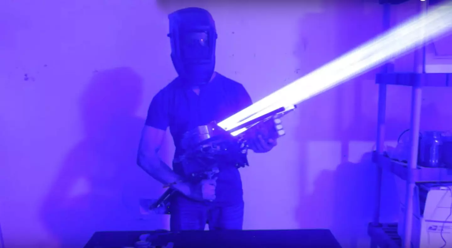 bazooka laser com suas próprias mãos. espadas de luz vai parecer apenas brinquedos 10926_0