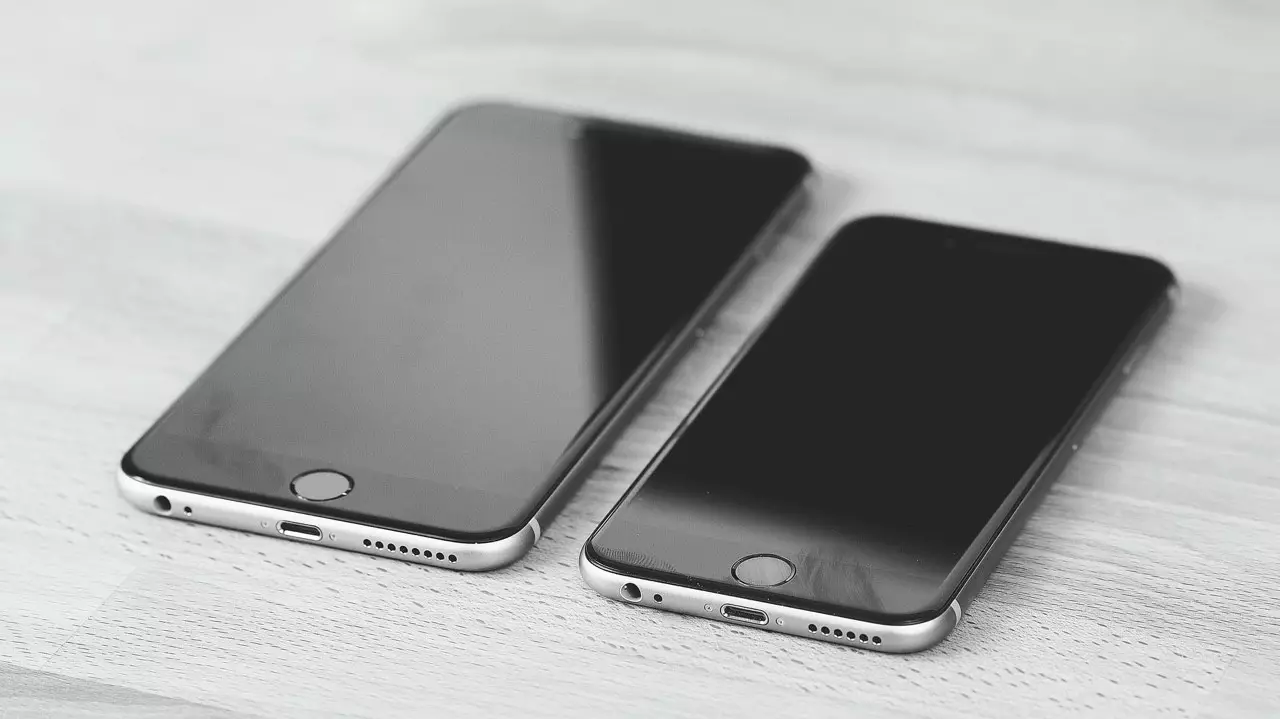 iPhone 7 kao ista haljina - onda plava, a zatim crna. Duboko plava vs. Prostor crno 10962_0