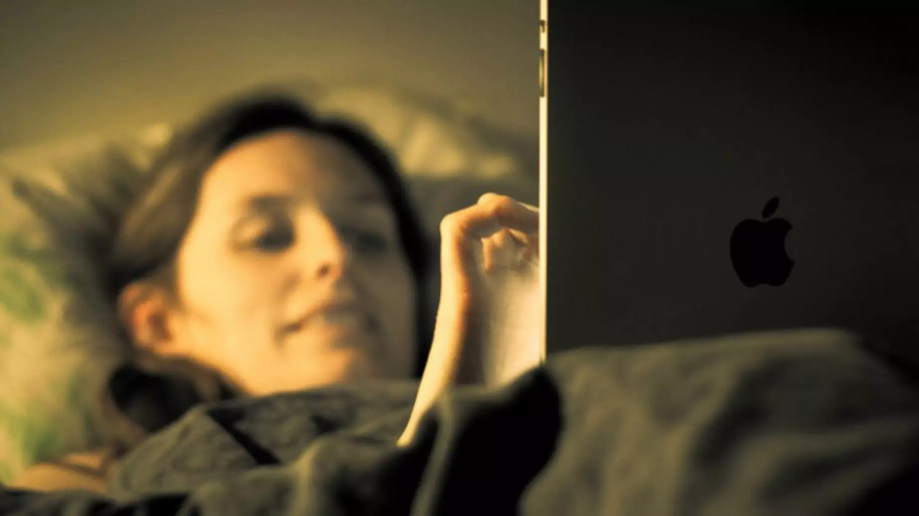 وأوضح علماء بريطانيون لماذا هو ضار لمشاهدة قبل النوم في شاشة الهاتف مع عين واحدة 10973_0