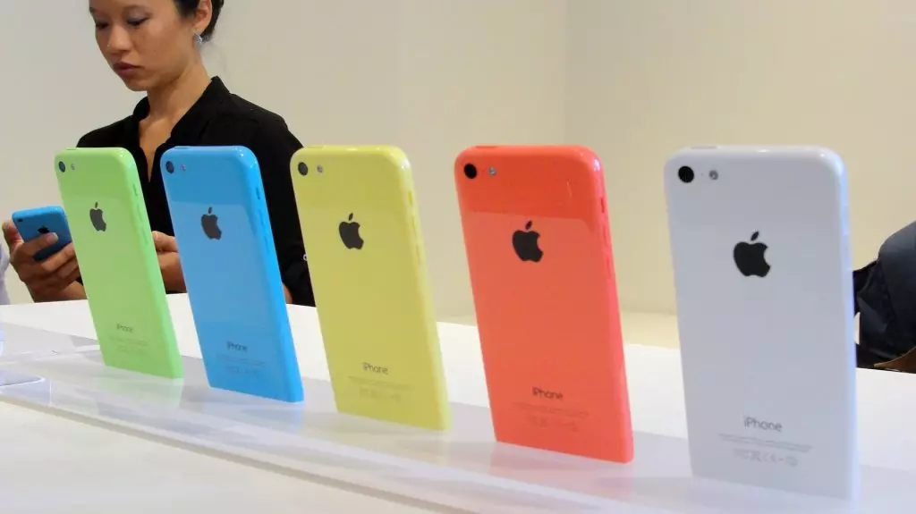 Az új alacsonyabb költségű iPhone 5c debütál egy sor élénk színekben az Apple székhelyén az Apple székhelyén Silicon Valley 2013. szeptember 10-én Cupertino, Kaliforniában. Az Apple két új iPhone-t mutatta be kedden, hogy kibővítse az okostelefon-piac részesedését, beleértve egy olyan alacsony, mint 99 dollár, amerikai fuvarozási szerződéssel.