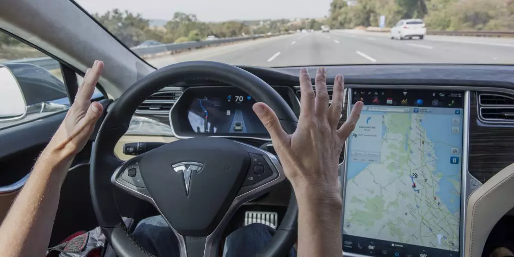 Tesla autopilota.