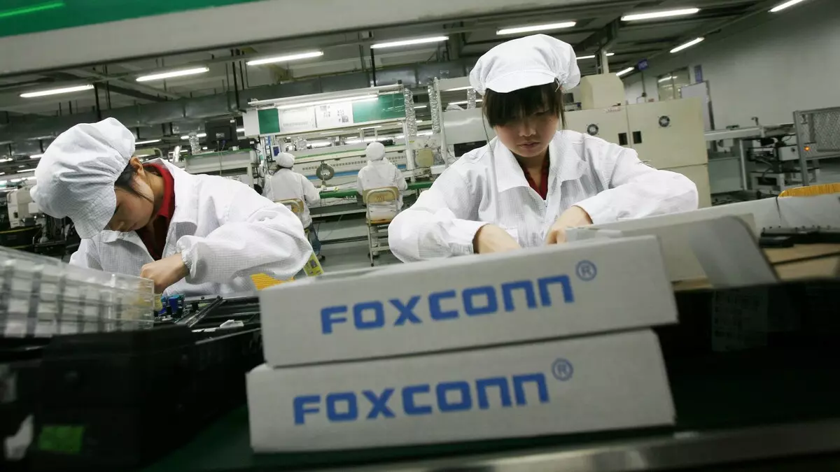 Foxconn đang tích cực đạt được nhân viên trước khi bắt đầu sản xuất iPhone 13 1131_0