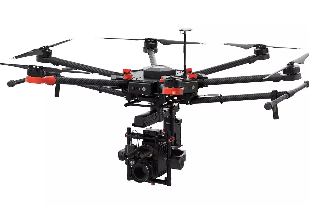 I-DJI ikhuphe eyona drone ebiza kakhulu. UMatrice 600. 11340_0