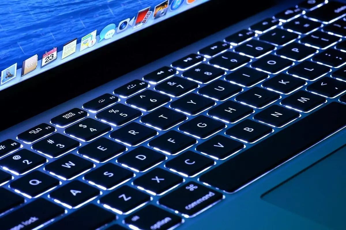 Apple MacBook สำหรับ 20,000 รูเบิล 11521_0