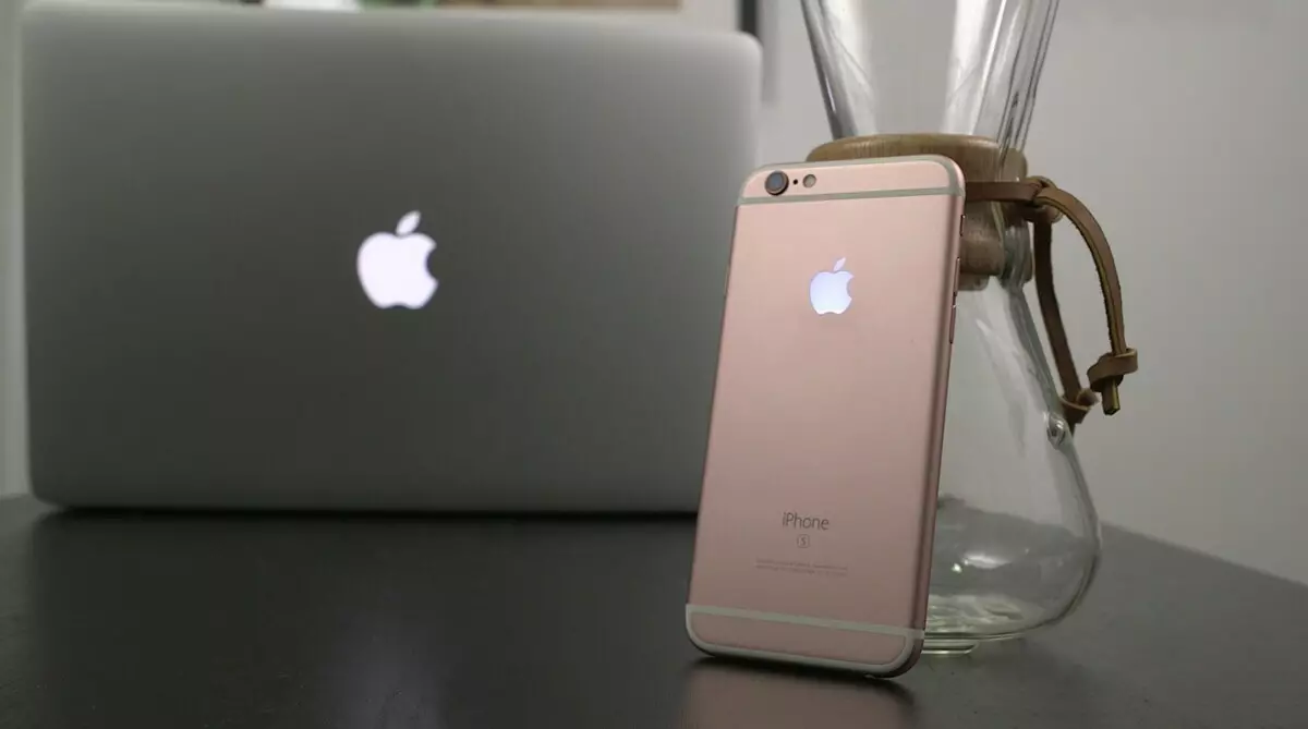 How to make an apple on iPhone 6 and 6s glow