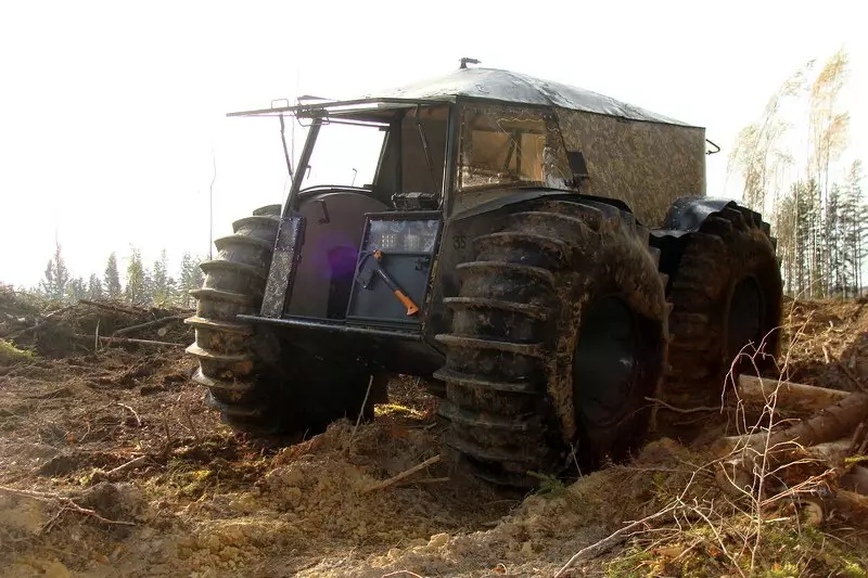 Heke hûn difikirin ku Geländewagen SUV-a xweşik e, we hîn Sherp Russian nedîtiye 11723_4