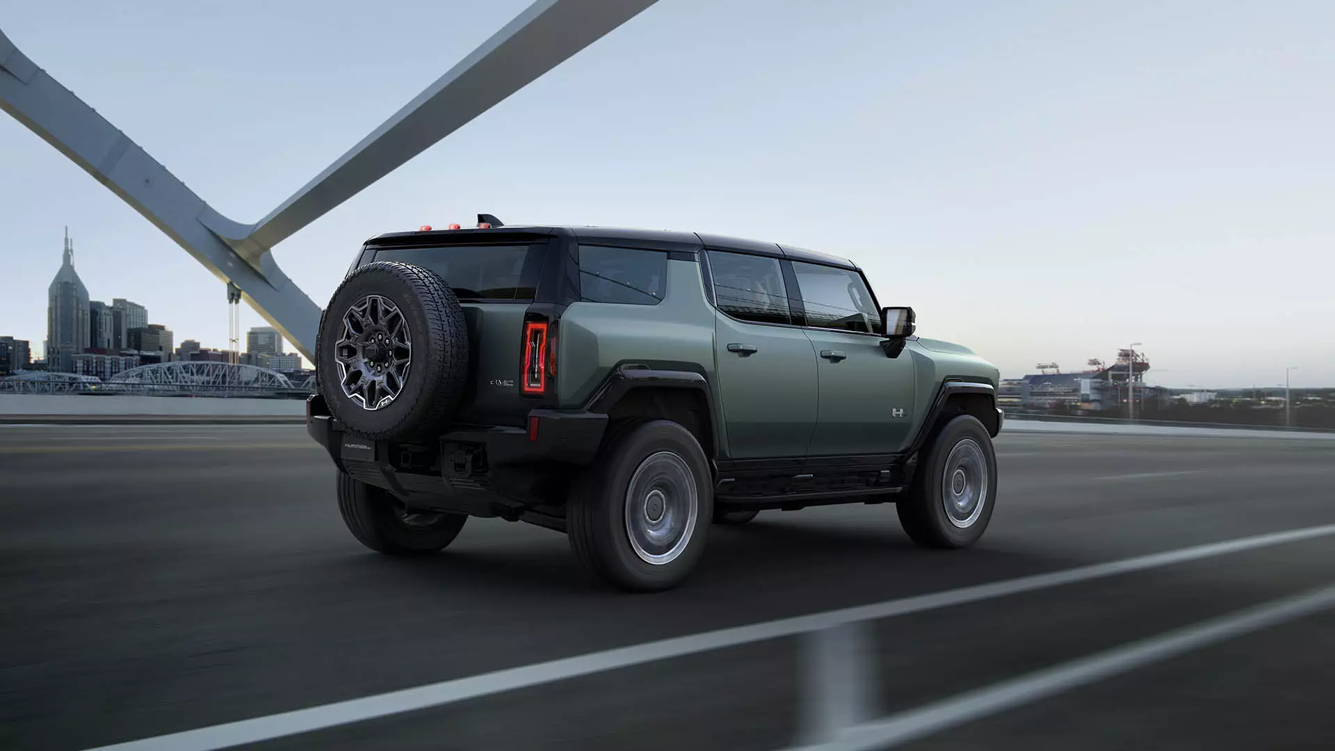 PhotoSost: SUV GMC Hummer EV SUVk alderantzizko kargatzea jasoko du 1175_6