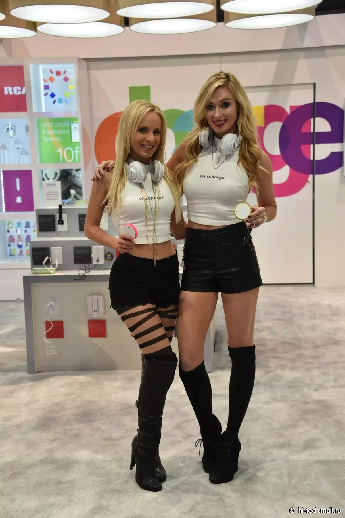 CES 2016: Najlepšie exponáty nie sú gadgets - dievčatá! 11946_8