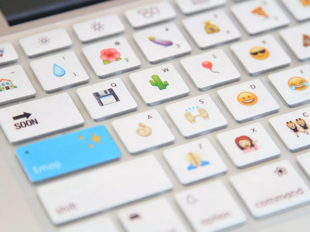 Дар фурӯш ба клавиатураи Emoji ворид шуда, ин ???