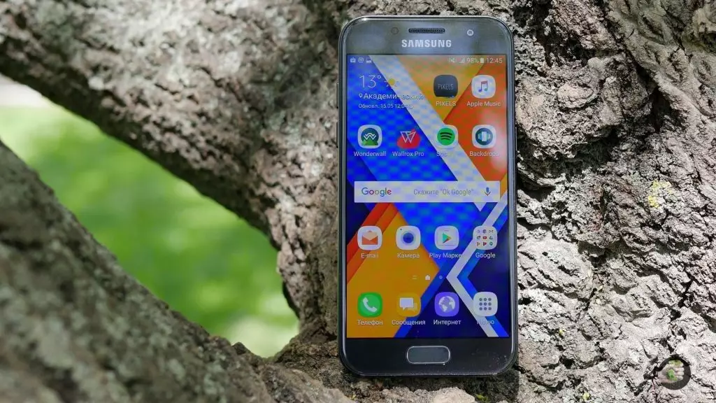 Samsung Galaxy A3 (2017): Hvers vegna borga meira? 12706_1