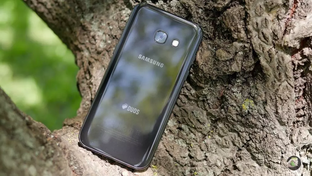 Samsung Galaksi A3 (2017): Poukisa peye plis? 12706_2