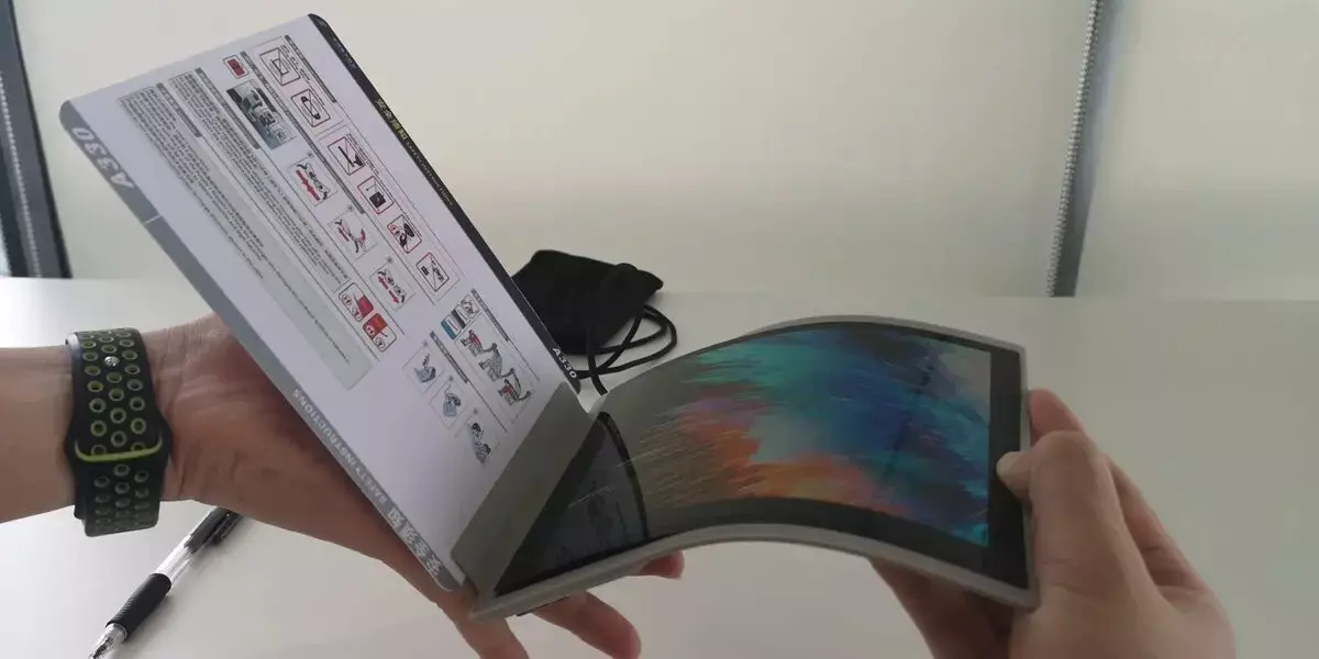 Airbus je pokazal konceptualno tableto s prilagodljivim zaslonom OLED 132_1
