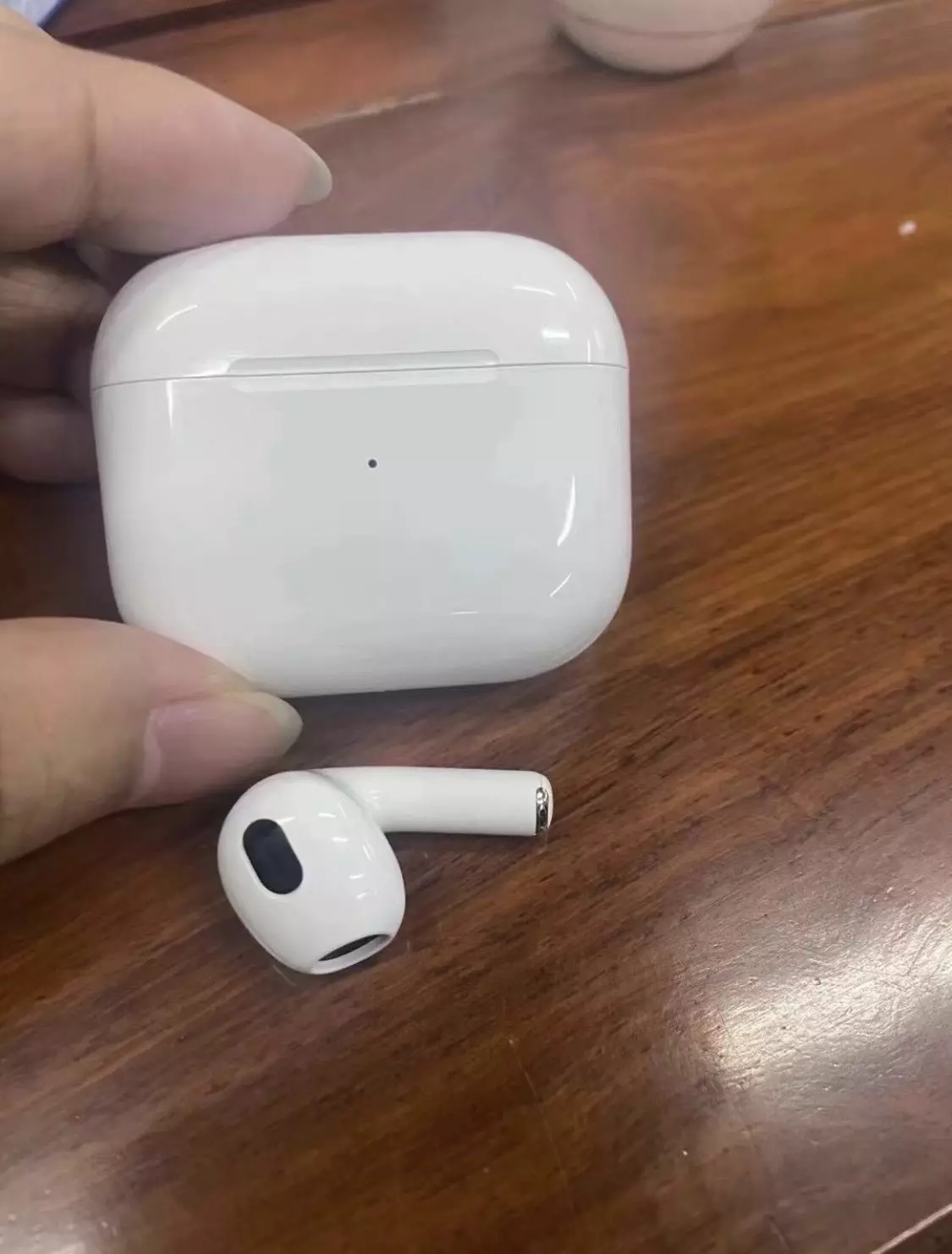 It became known how AIRPODS 3 will look like 1423_3