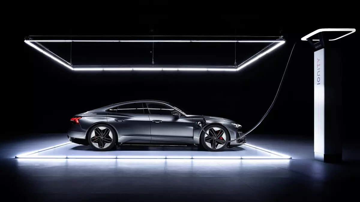 Racionálny prístup: Audi predstavila E-Tron GT Electric Sedan 1445_0