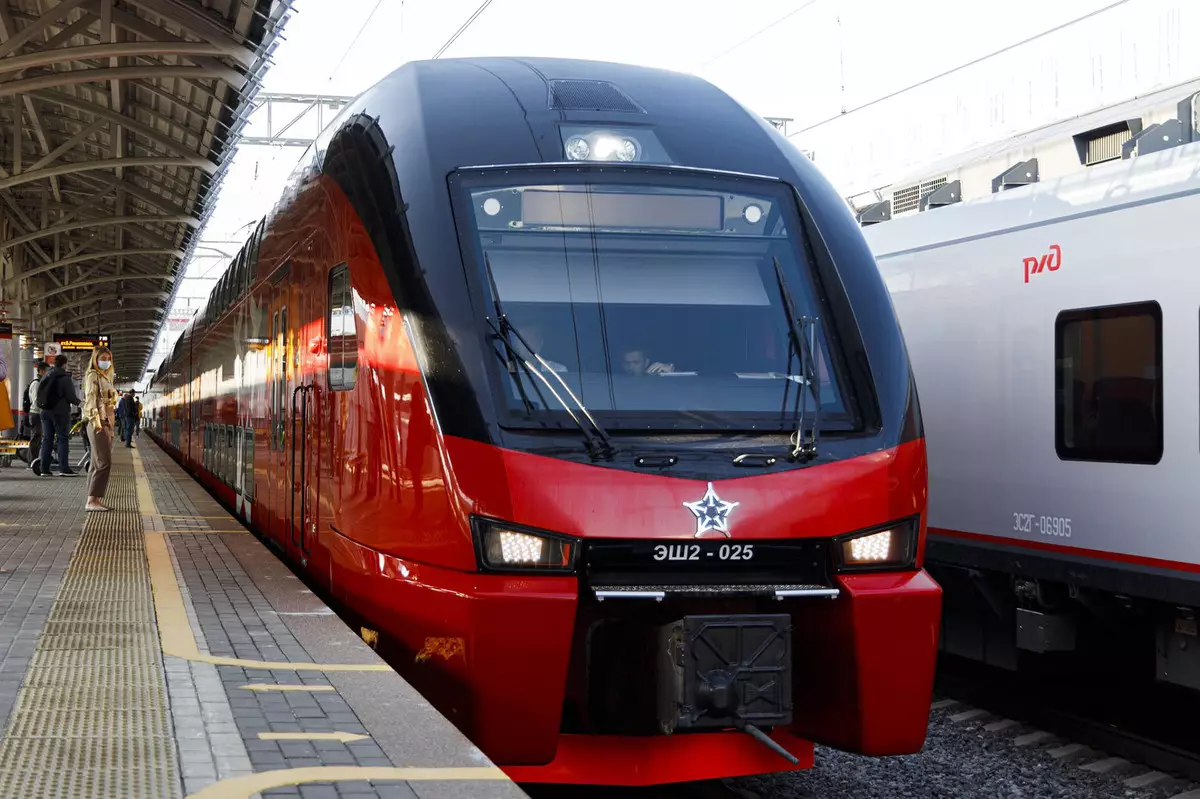 一列兩層的火車將在莫斯科去MCC 144_1