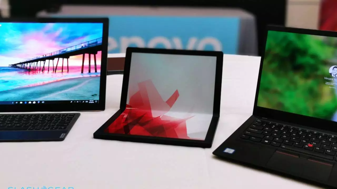 Laptop con pantalla flexible e outros anuncios de Lenovo en Rusia