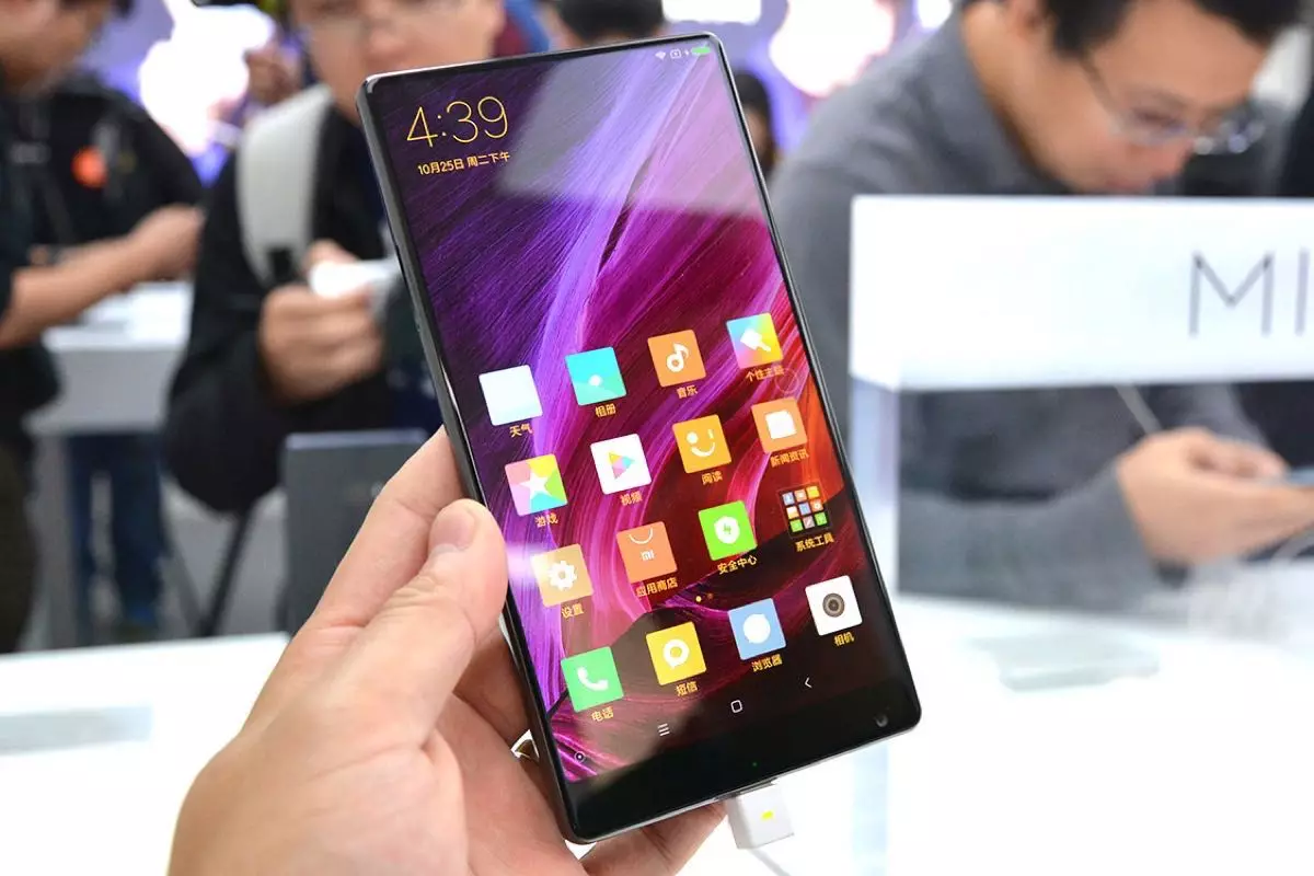Rumor: Folding Xiaomi MI MIX will be released next year with charging for 200 W 2136_1