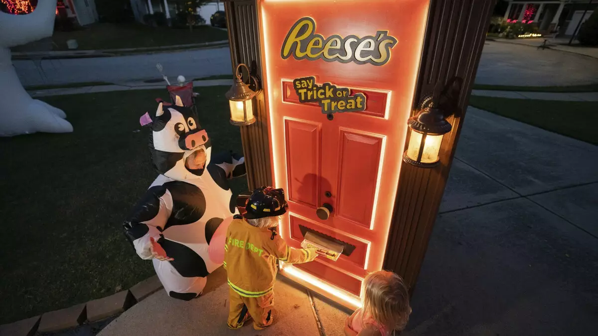 La cosa della giornata: la porta-robot con caramelle per Halloween 2161_0