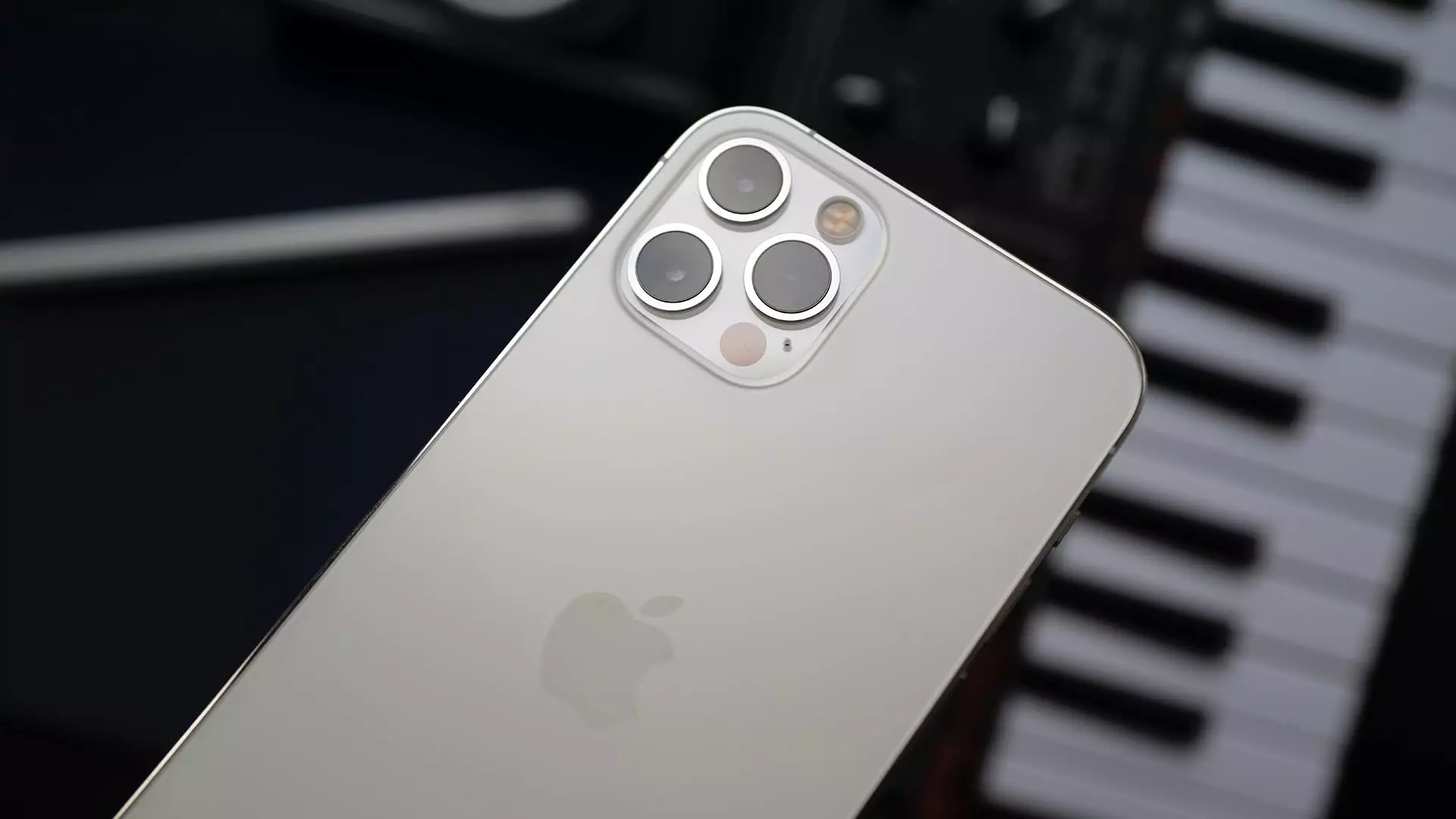 Iyo kamera uye iyo iPhone 12 Kuratidzwa iri nani kusagadziriswa munzvimbo isina kubvumidzwa yebasa.