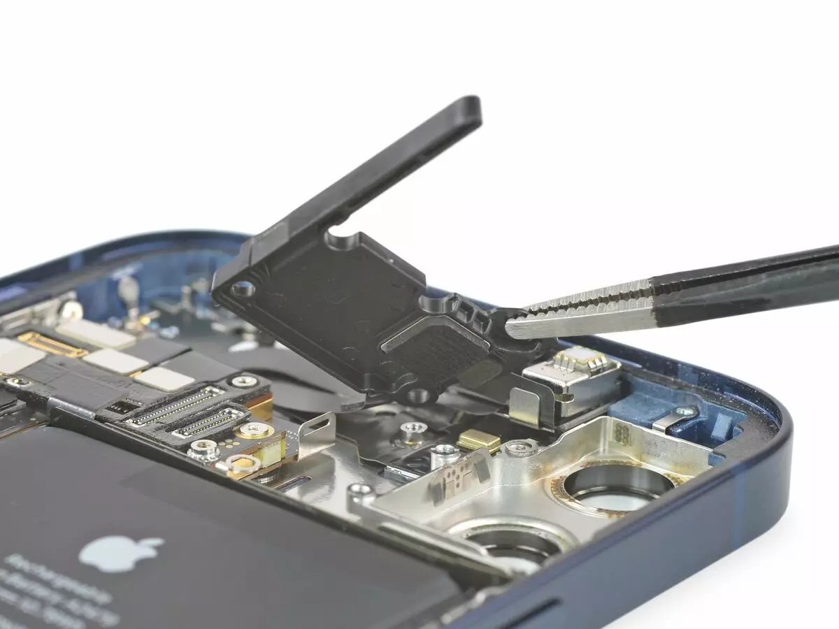 IFixit stručnjaci rastaviti iPhone 12 i iPhone 12 Pro. Što je unutra? 2194_2