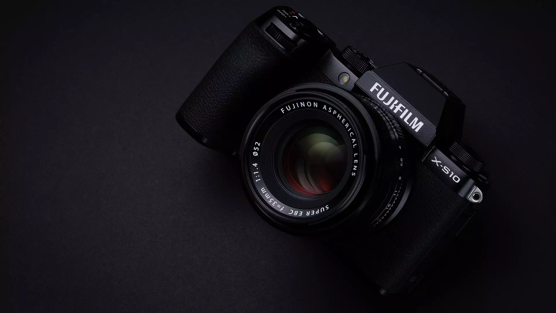 Dienos dalykas: Fujifilm parodė kompaktišką veidrodį X-S10 su keičiamu optika 2234_0