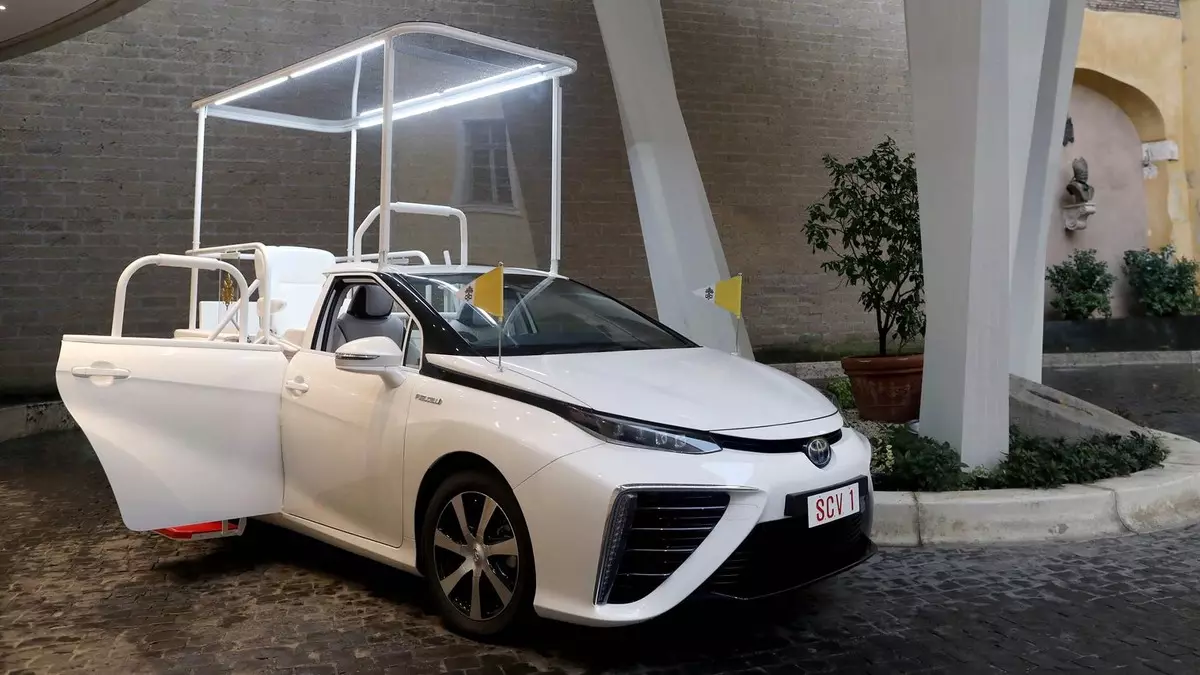 Hydrogen Pontoriff: Toyota oo laga sameeyay Mirai Hybrid "Papamobile"